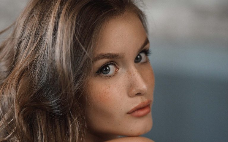 Quelle coupe de cheveux choisir pour un visage long ? - Carre d'info
